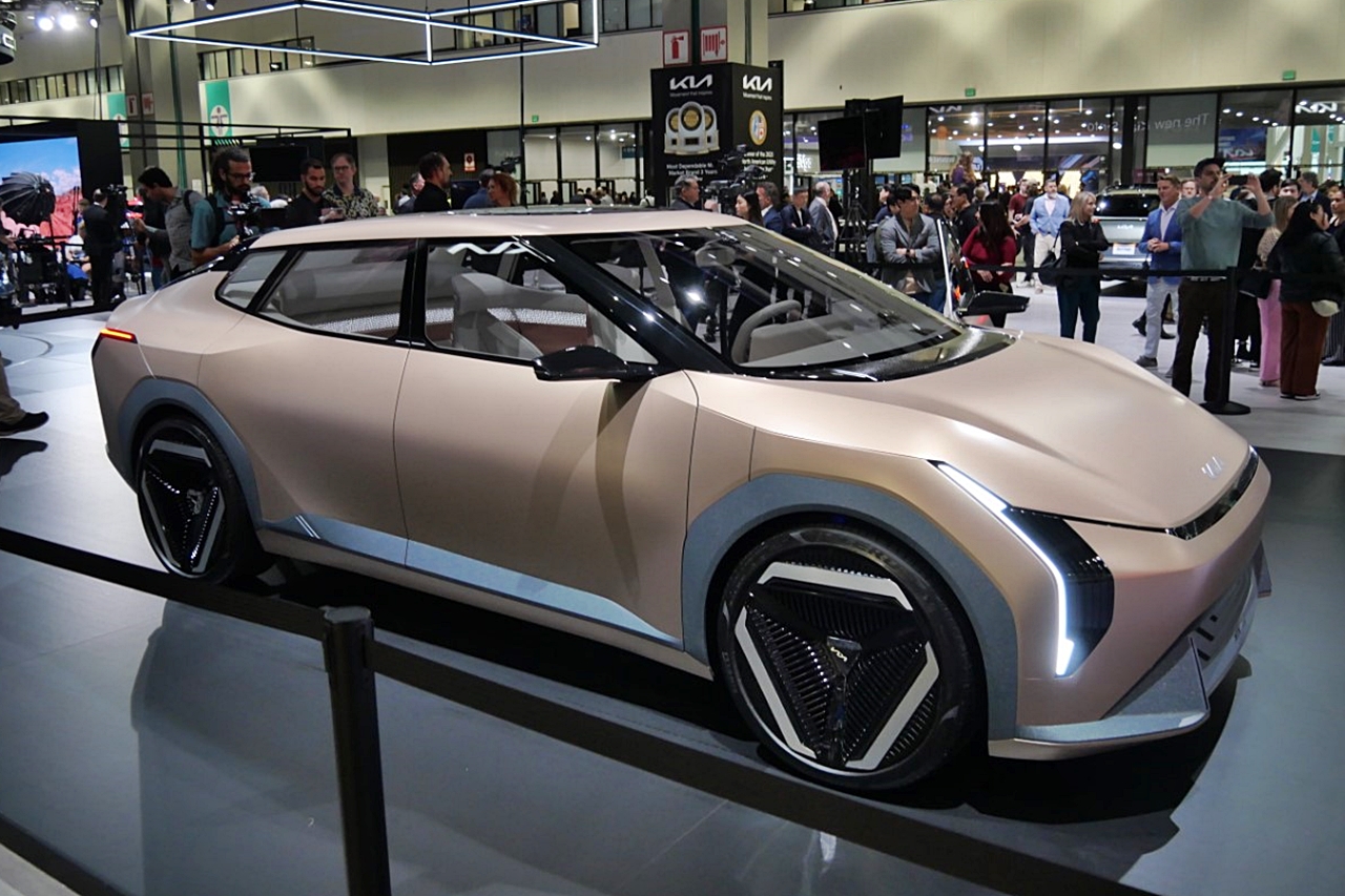 "새로운 전기차 라인업 예고" 기아, EV3·EV4 콘셉트 북미 첫 공개