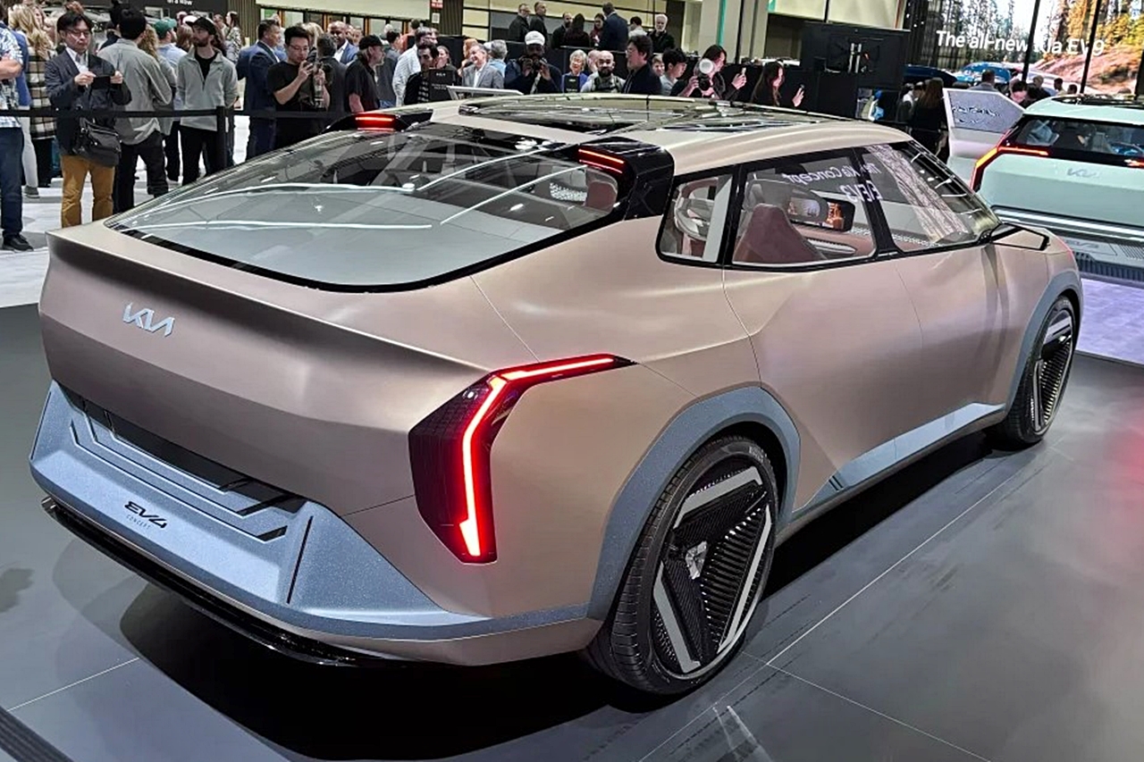 "새로운 전기차 라인업 예고" 기아, EV3·EV4 콘셉트 북미 첫 공개