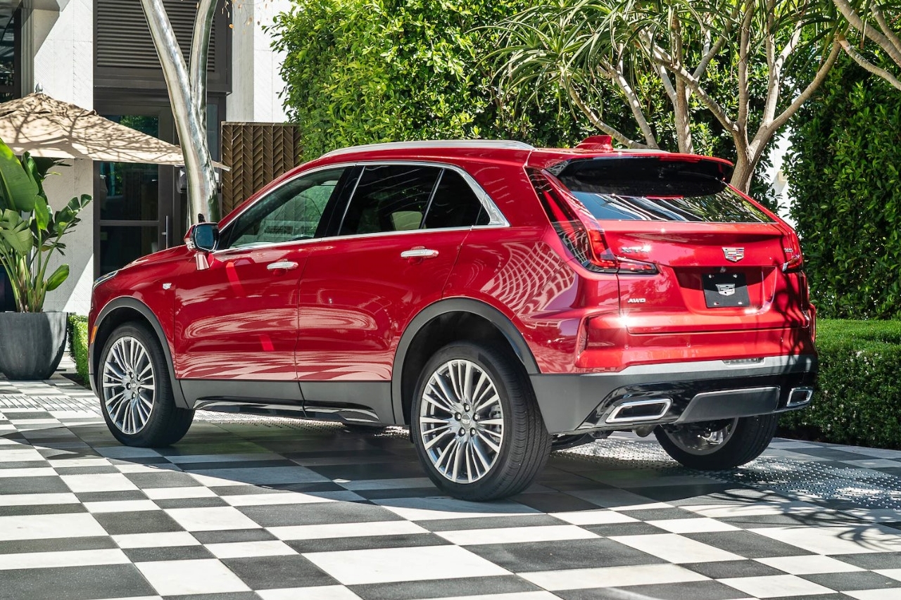 "이게 풀체인지가 아니야?" 캐딜락, 33인치 디스플레이 탑재한 '뉴 XT4' 출시