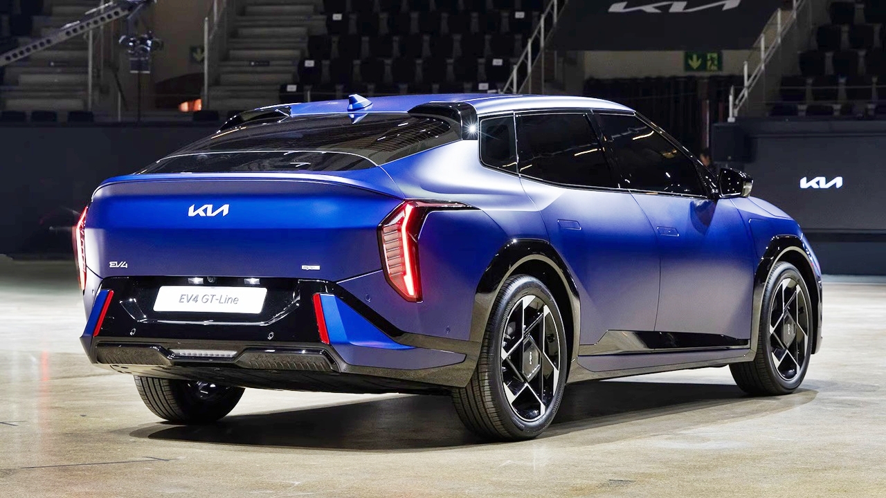 베일 벗은 기아 첫 전기 세단 ‘EV4’…한 번에 533km 달린다