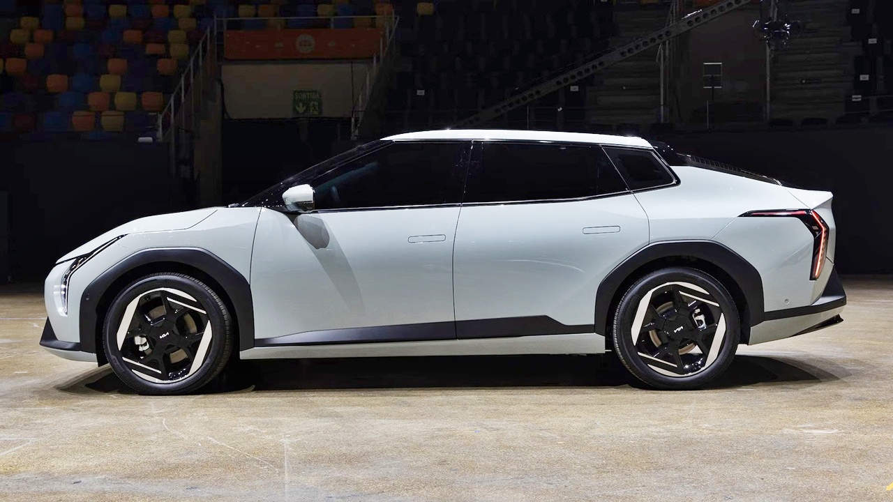 “3000만원대 전기 세단” 기아, 533km 달리는 ‘EV4’ 계약 돌입