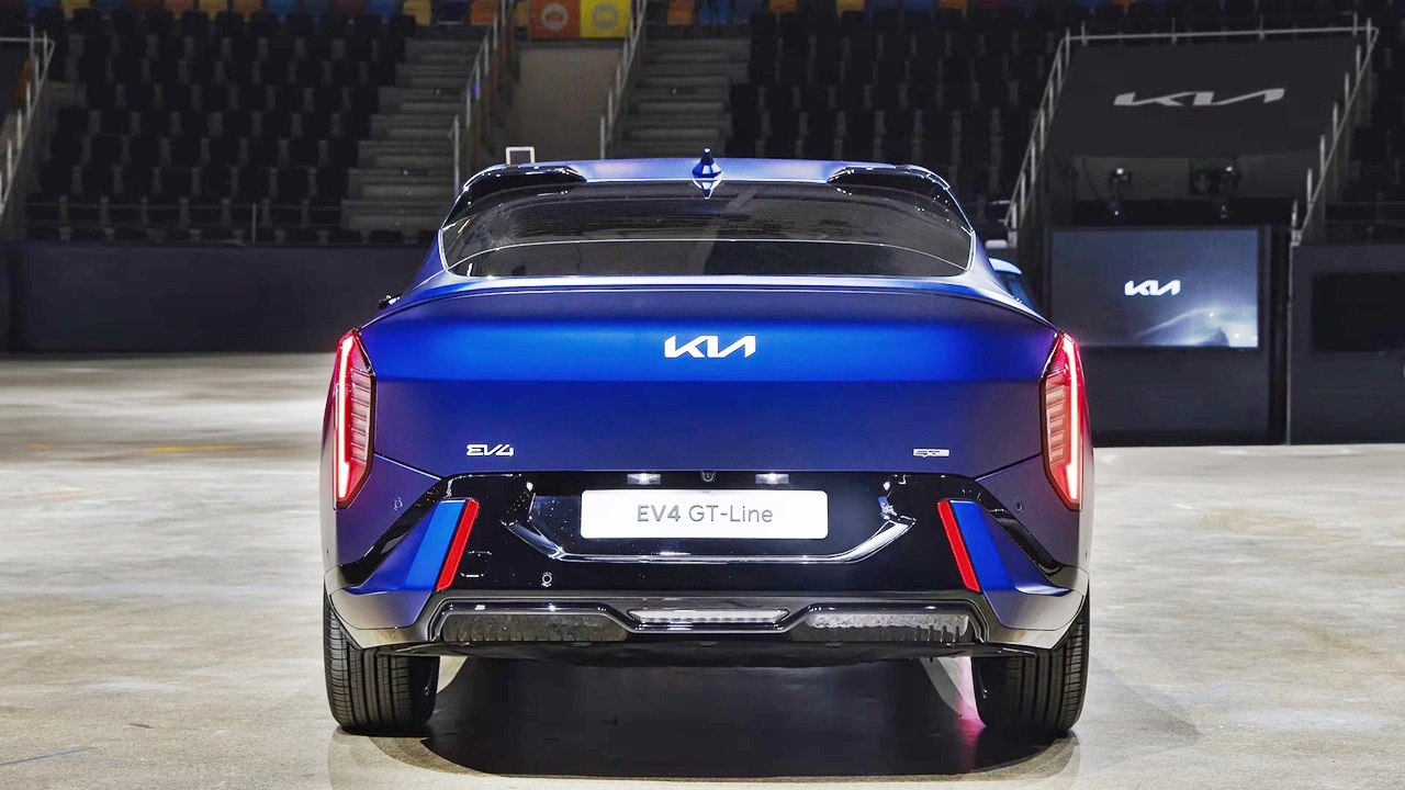 “3000만원대 전기 세단” 기아, 533km 달리는 ‘EV4’ 계약 돌입