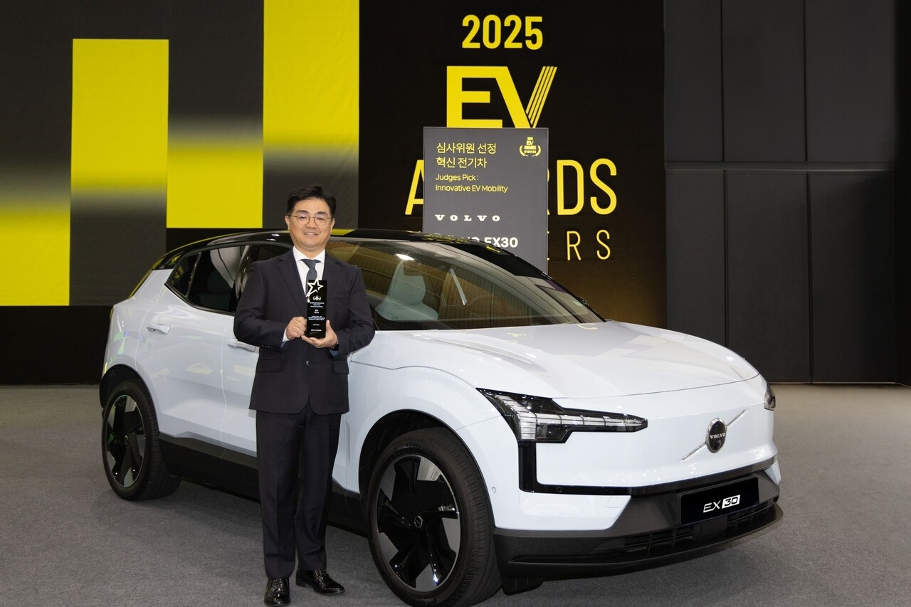 볼보 차세대 전기 SUV EX30, ‘EV 어워즈 2025’서 혁신 전기차 수상
