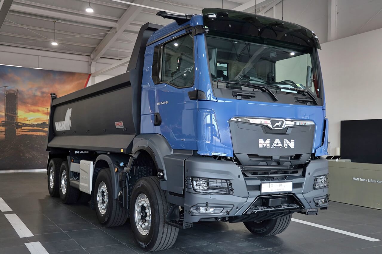 “연비·안전사양 강화”…만트럭, 신형 엔진 탑재한 ‘뉴 MAN TGS 540마력 덤프트럭’ 출시