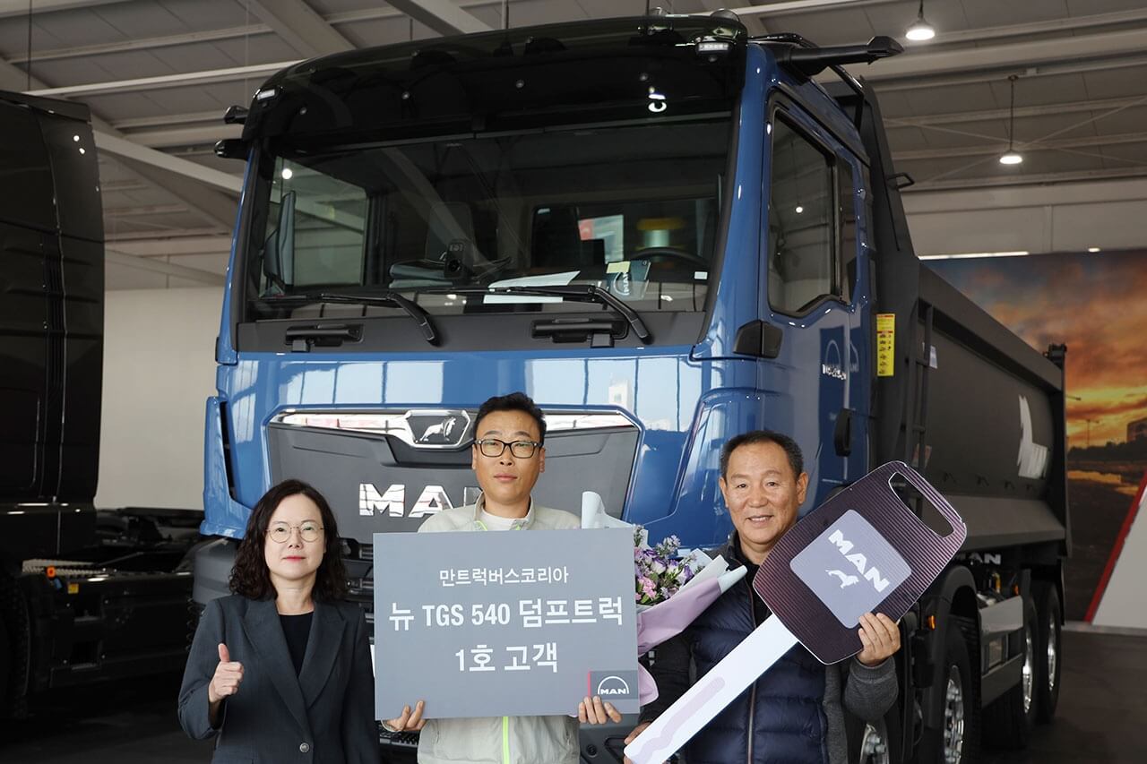 “연비·안전사양 강화”…만트럭, 신형 엔진 탑재한 ‘뉴 MAN TGS 540마력 덤프트럭’ 출시